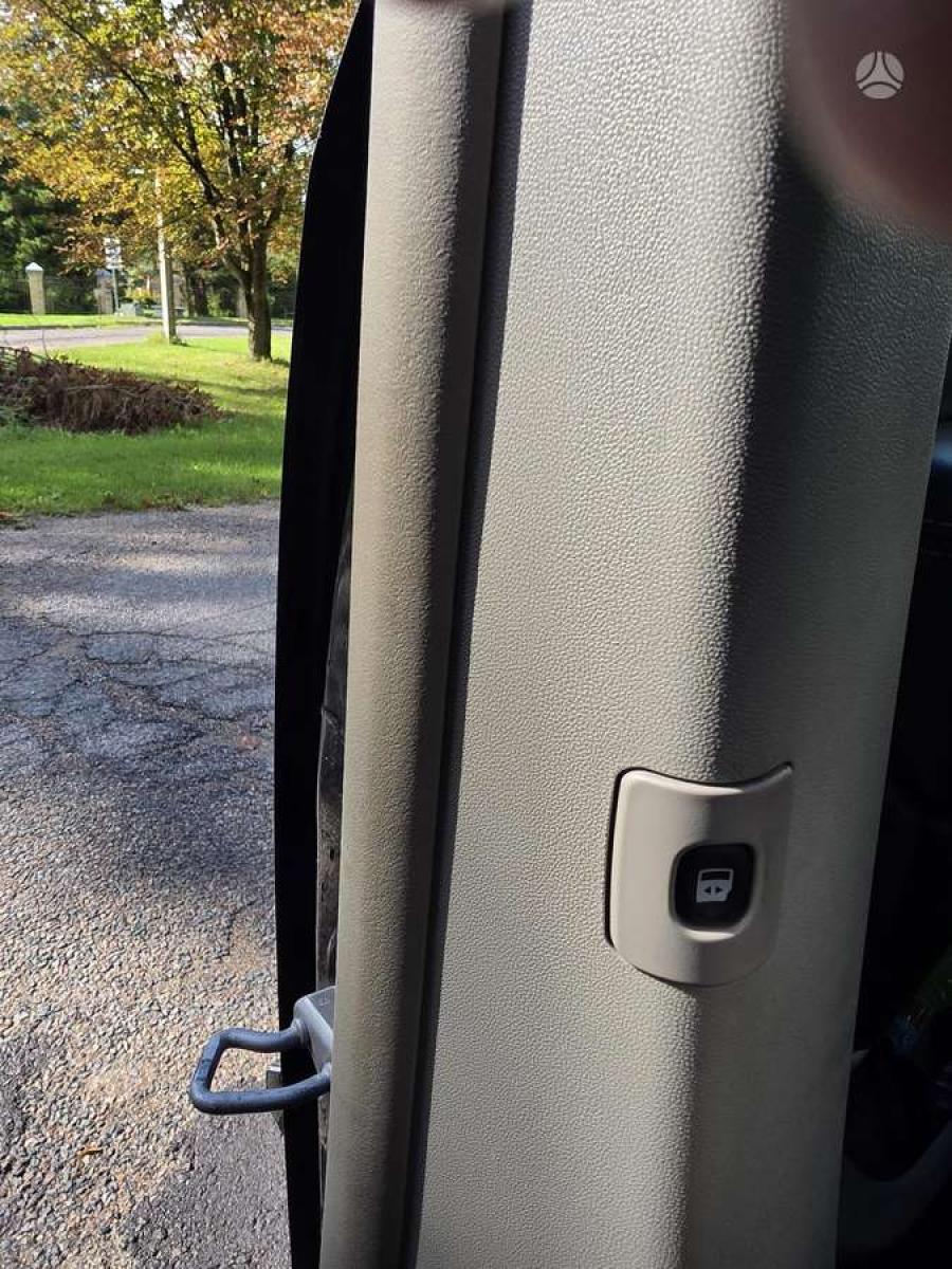 Black Lancia Voyager 2015 in Sirvintos, with an engine capacity of 2.80 L and mileage of 286 thousand km for 6200 €, photo 14 on AUTOMOTO.COM.LV