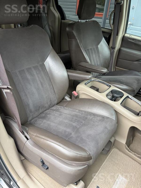 Melns Lancia Voyager 2015 Rīga, ar dzinēja tilpumu 2.80 L un nobraukumu 231 tūkst. km par 10590 €, foto 7 vietnē AUTOMOTO.COM.LV