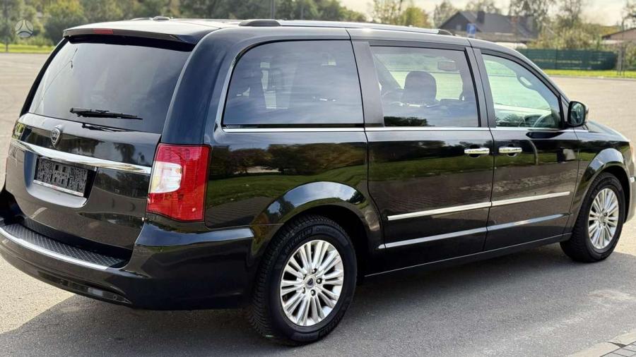 Melns Lancia Voyager 2015 Panevēža, ar dzinēja tilpumu 2.80 L un nobraukumu 254 tūkst. km par 4700 €, foto 7 vietnē AUTOMOTO.COM.LV