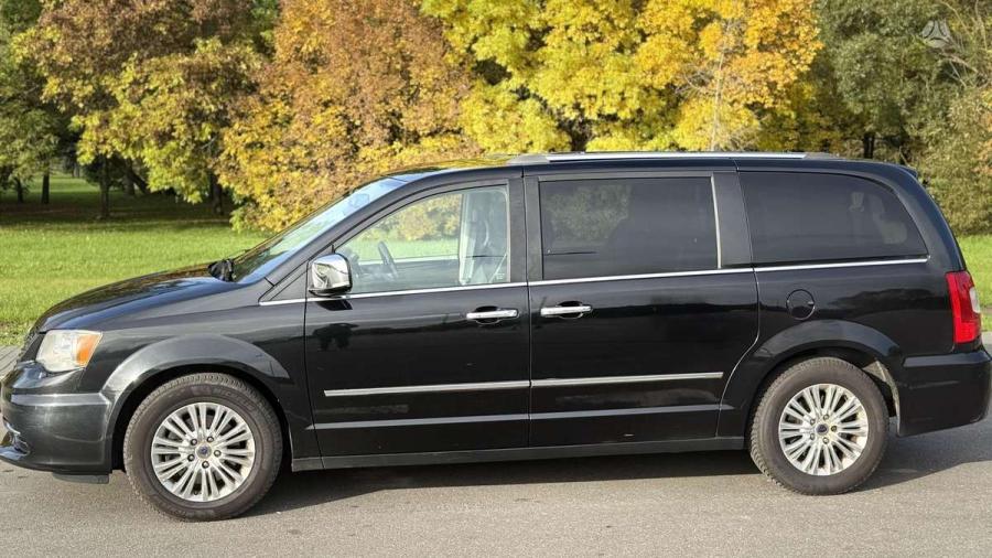 Melns Lancia Voyager 2015 Panevēža, ar dzinēja tilpumu 2.80 L un nobraukumu 254 tūkst. km par 4700 €, foto 10 vietnē AUTOMOTO.COM.LV