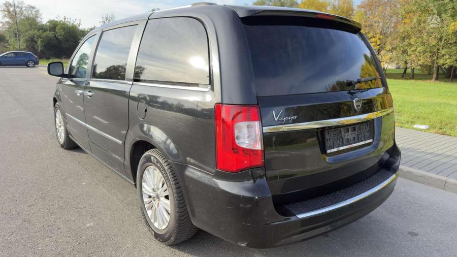 Melns Lancia Voyager 2015 Panevēža, ar dzinēja tilpumu 2.80 L un nobraukumu 254 tūkst. km par 4700 €, foto 19 vietnē AUTOMOTO.COM.LV