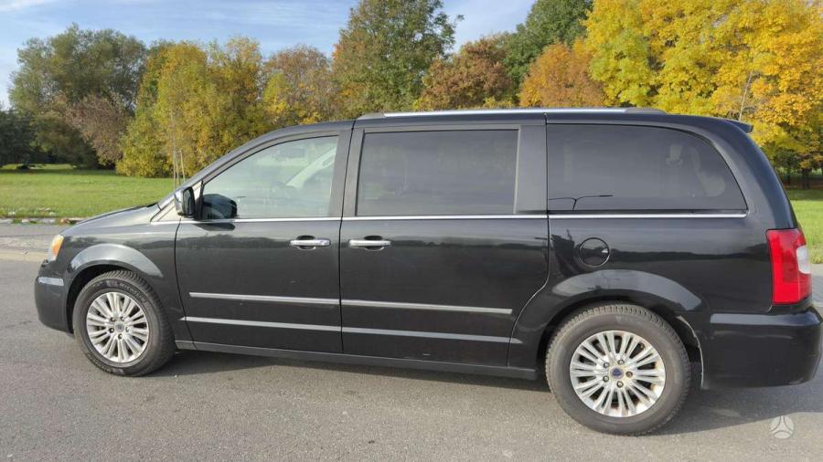 Melns Lancia Voyager 2015 Panevēža, ar dzinēja tilpumu 2.80 L un nobraukumu 254 tūkst. km par 4700 €, foto 20 vietnē AUTOMOTO.COM.LV