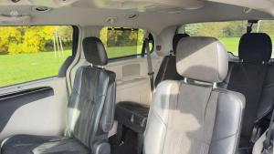 Melns Lancia Voyager 2015 Panevēža, ar dzinēja tilpumu 2.80 L un nobraukumu 254 tūkst. km par 4700 €, foto 21 vietnē AUTOMOTO.COM.LV