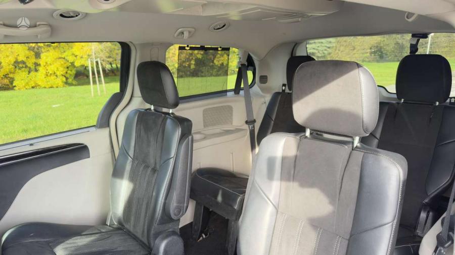 Melns Lancia Voyager 2015 Panevēža, ar dzinēja tilpumu 2.80 L un nobraukumu 254 tūkst. km par 4700 €, foto 21 vietnē AUTOMOTO.COM.LV