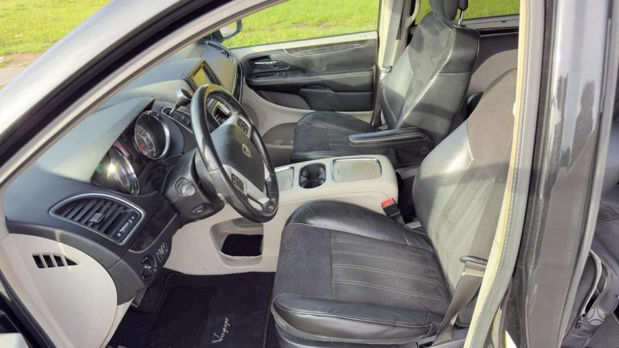 Melns Lancia Voyager 2015 Panevēža, ar dzinēja tilpumu 2.80 L un nobraukumu 254 tūkst. km par 4700 €, foto 24 vietnē AUTOMOTO.COM.LV