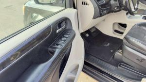 Melns Lancia Voyager 2015 Panevēža, ar dzinēja tilpumu 2.80 L un nobraukumu 254 tūkst. km par 4700 €, foto 25 vietnē AUTOMOTO.COM.LV