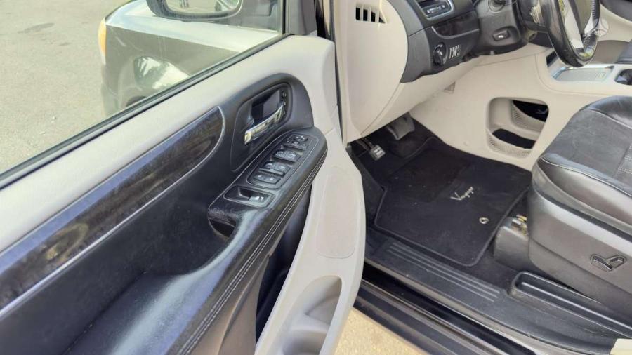 Melns Lancia Voyager 2015 Panevēža, ar dzinēja tilpumu 2.80 L un nobraukumu 254 tūkst. km par 4700 €, foto 25 vietnē AUTOMOTO.COM.LV