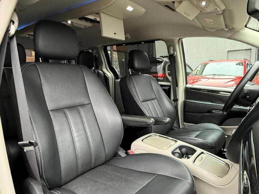 Melns Lancia Voyager 2012 Kauņa, ar dzinēja tilpumu 2.78 L un nobraukumu 216 tūkst. km par 6990 €, foto 23 vietnē AUTOMOTO.COM.LV