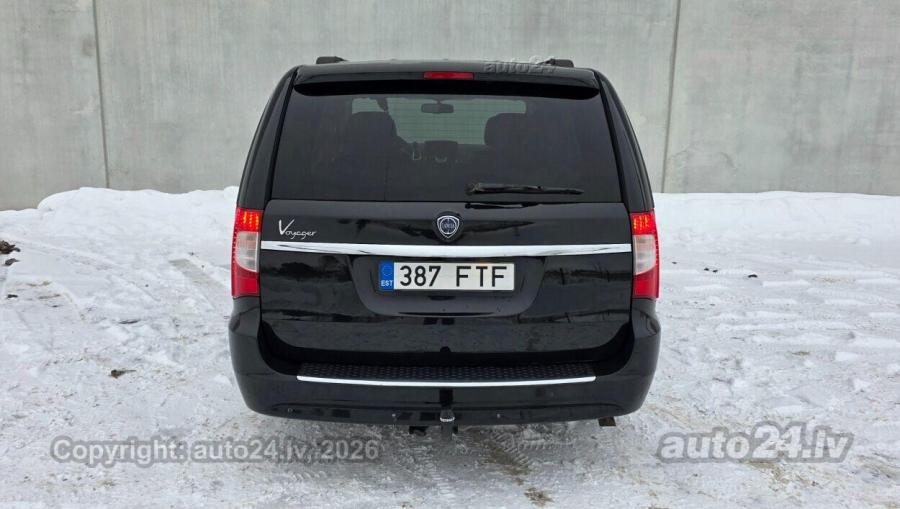 Black Lancia Voyager 2012 in Tallinn, with an engine capacity of 2.80 L and mileage of 243 thousand km for 6200 €, photo 3 on AUTOMOTO.COM.LV
