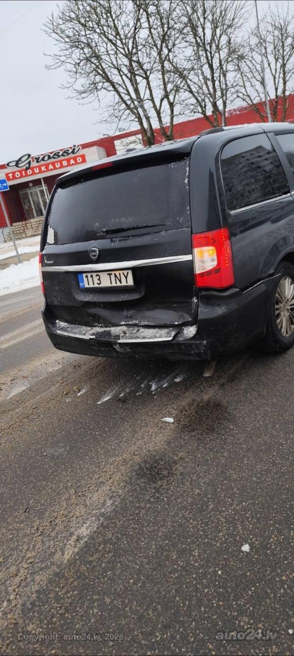 Black Lancia Voyager 2013 in Tallinn, with an engine capacity of 2.80 L and mileage of 255 thousand km for 4500 €, photo 9 on AUTOMOTO.COM.LV