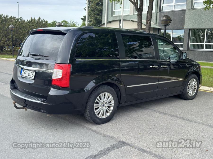 Black Lancia Voyager 2013 in Tallinn, with an engine capacity of 2.80 L and mileage of 270 thousand km for 5500 €, photo 9 on AUTOMOTO.COM.LV