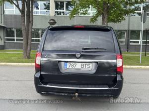 Black Lancia Voyager 2013 in Tallinn, with an engine capacity of 2.80 L and mileage of 270 thousand km for 5500 €, photo 10 on AUTOMOTO.COM.LV