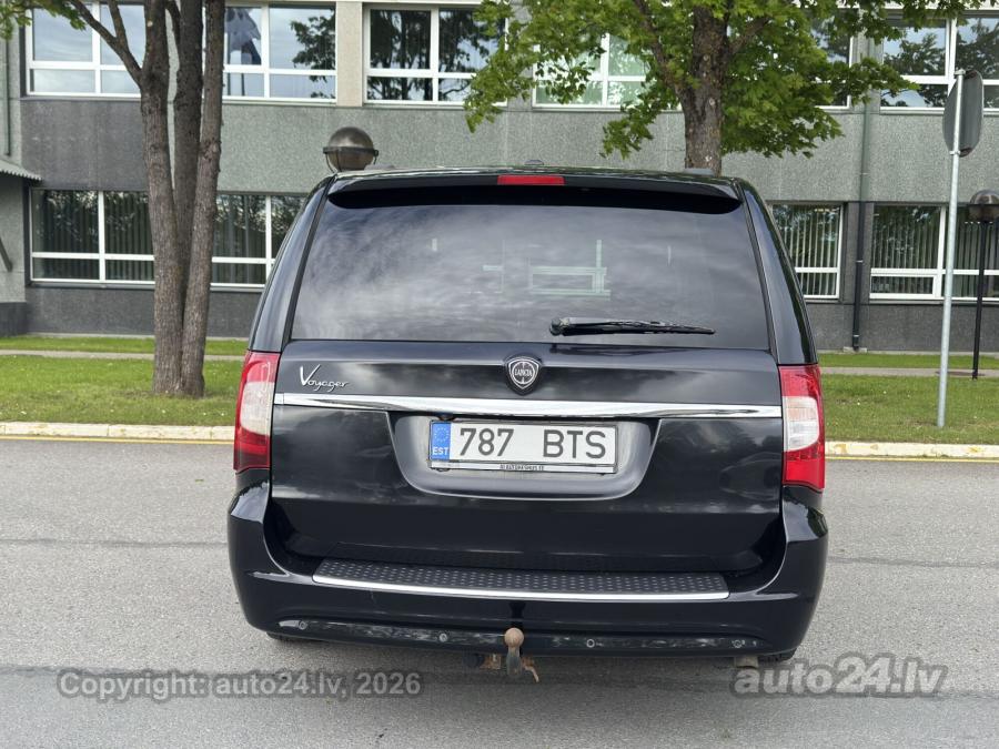 Black Lancia Voyager 2013 in Tallinn, with an engine capacity of 2.80 L and mileage of 270 thousand km for 5500 €, photo 10 on AUTOMOTO.COM.LV