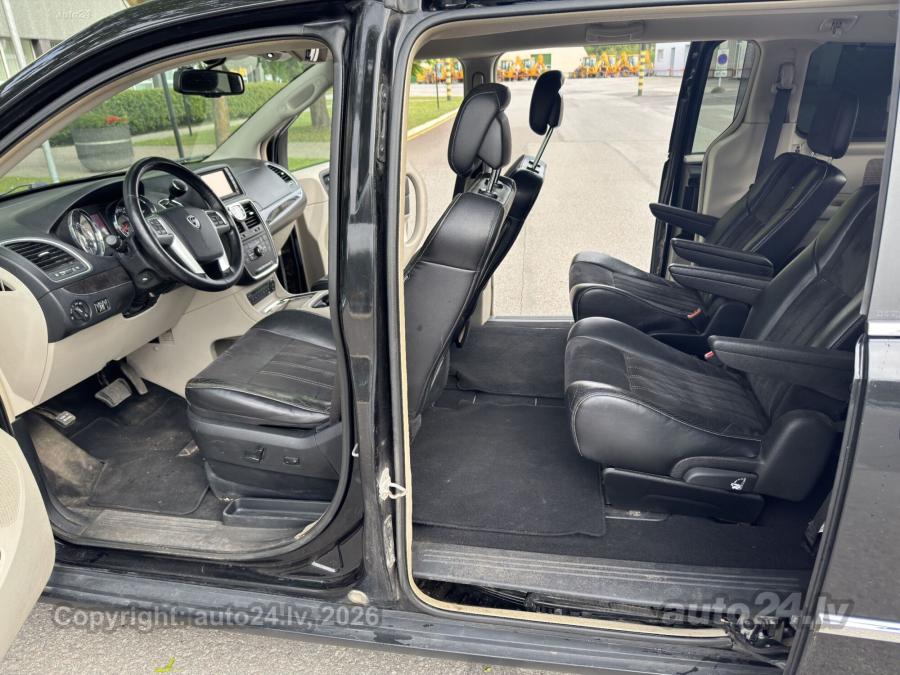 Black Lancia Voyager 2013 in Tallinn, with an engine capacity of 2.80 L and mileage of 270 thousand km for 5500 €, photo 12 on AUTOMOTO.COM.LV