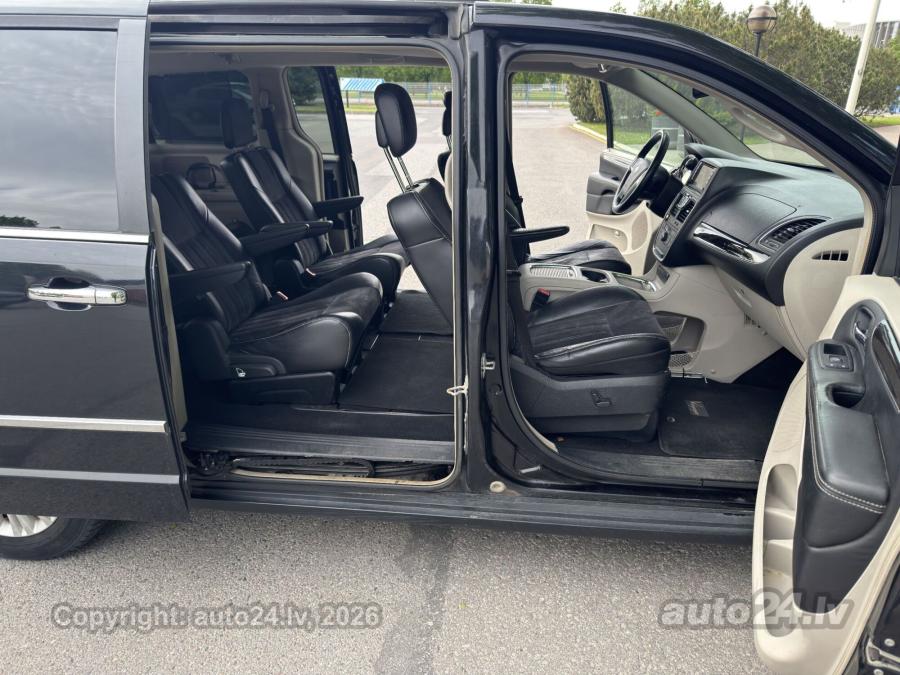 Black Lancia Voyager 2013 in Tallinn, with an engine capacity of 2.80 L and mileage of 270 thousand km for 5500 €, photo 13 on AUTOMOTO.COM.LV