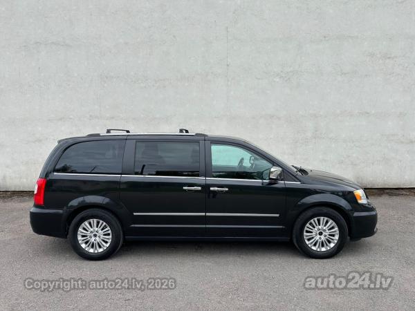 Black Lancia Voyager 2013 in Tallinn, with an engine capacity of 2.80 L and mileage of 285 thousand km for 5900 €, photo 2 on AUTOMOTO.COM.LV