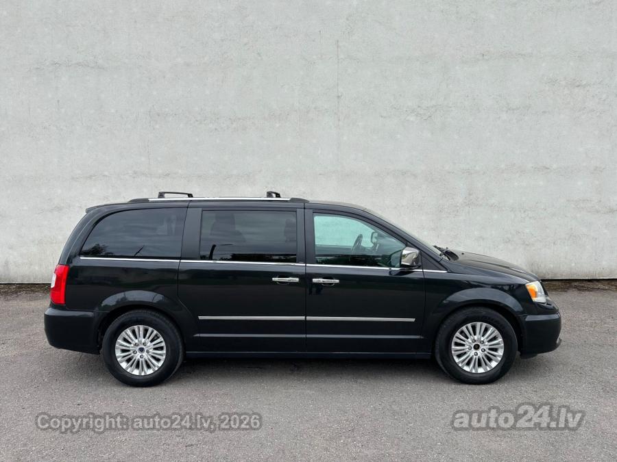 Black Lancia Voyager 2013 in Tallinn, with an engine capacity of 2.80 L and mileage of 285 thousand km for 5900 €, photo 3 on AUTOMOTO.COM.LV