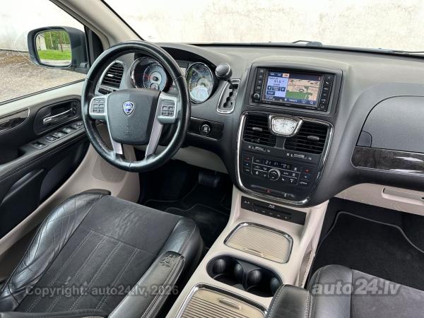 Black Lancia Voyager 2013 in Tallinn, with an engine capacity of 2.80 L and mileage of 285 thousand km for 5900 €, photo 4 on AUTOMOTO.COM.LV