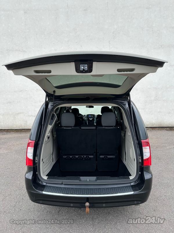 Black Lancia Voyager 2013 in Tallinn, with an engine capacity of 2.80 L and mileage of 285 thousand km for 5900 €, photo 7 on AUTOMOTO.COM.LV