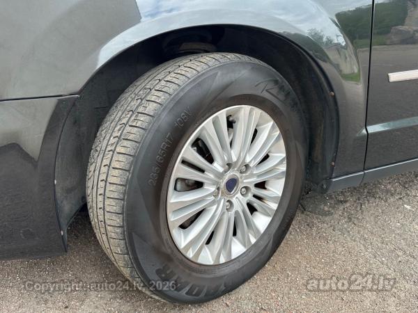 Black Lancia Voyager 2013 in Tallinn, with an engine capacity of 2.80 L and mileage of 285 thousand km for 5900 €, photo 8 on AUTOMOTO.COM.LV