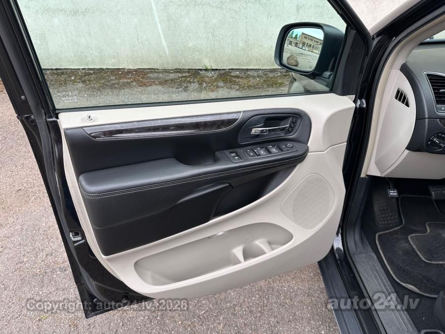Black Lancia Voyager 2013 in Tallinn, with an engine capacity of 2.80 L and mileage of 285 thousand km for 5900 €, photo 10 on AUTOMOTO.COM.LV