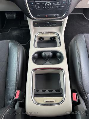 Black Lancia Voyager 2013 in Tallinn, with an engine capacity of 2.80 L and mileage of 285 thousand km for 5900 €, photo 14 on AUTOMOTO.COM.LV