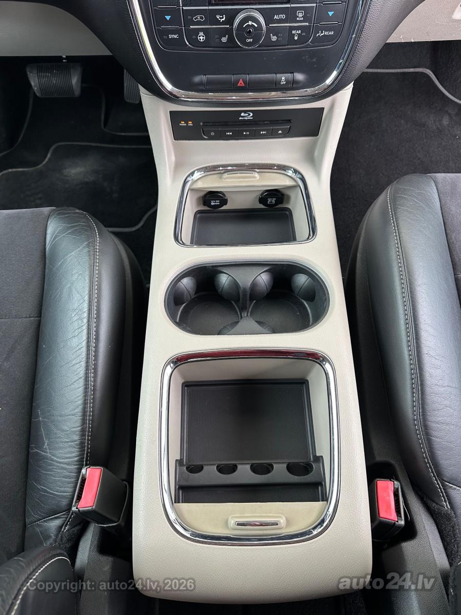 Black Lancia Voyager 2013 in Tallinn, with an engine capacity of 2.80 L and mileage of 285 thousand km for 5900 €, photo 14 on AUTOMOTO.COM.LV