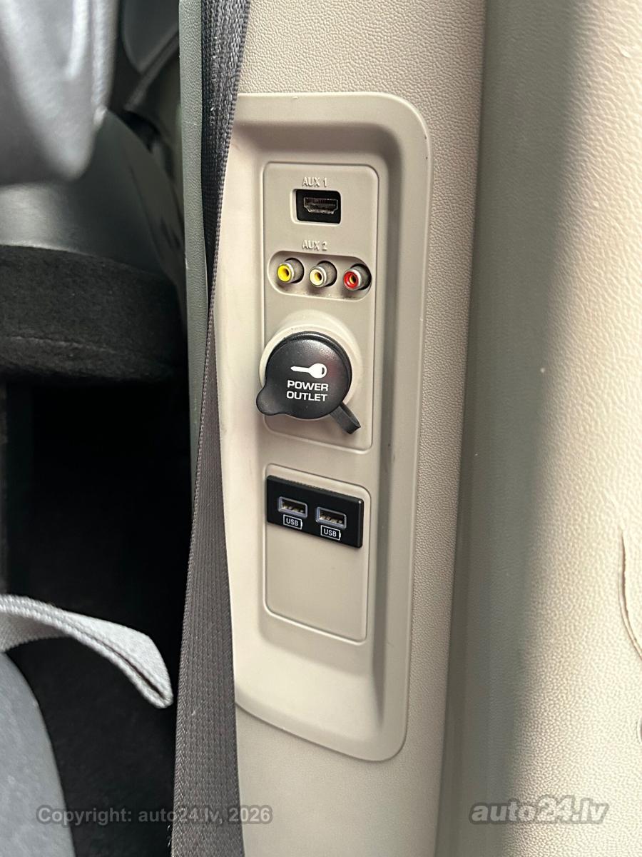 Black Lancia Voyager 2013 in Tallinn, with an engine capacity of 2.80 L and mileage of 285 thousand km for 5900 €, photo 24 on AUTOMOTO.COM.LV