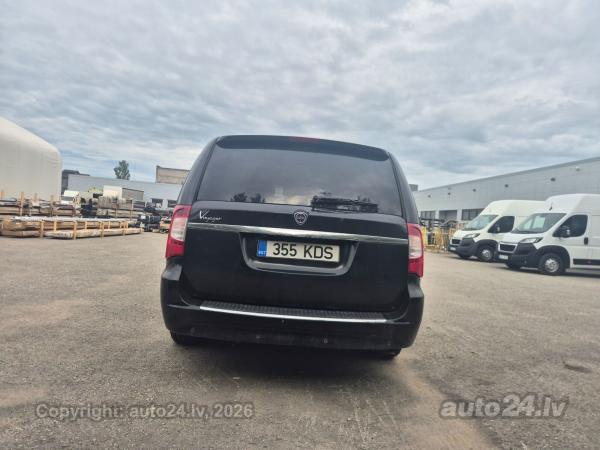 Black Lancia Voyager 2013 in Tallinn, with an engine capacity of 2.80 L and mileage of 3200 thousand km for 2700 €, photo 4 on AUTOMOTO.COM.LV