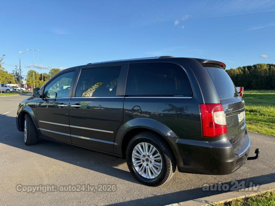 Black Lancia Voyager 2013 in Tallinn, with an engine capacity of 2.80 L and mileage of 233 thousand km for 7500 €, photo 3 on AUTOMOTO.COM.LV
