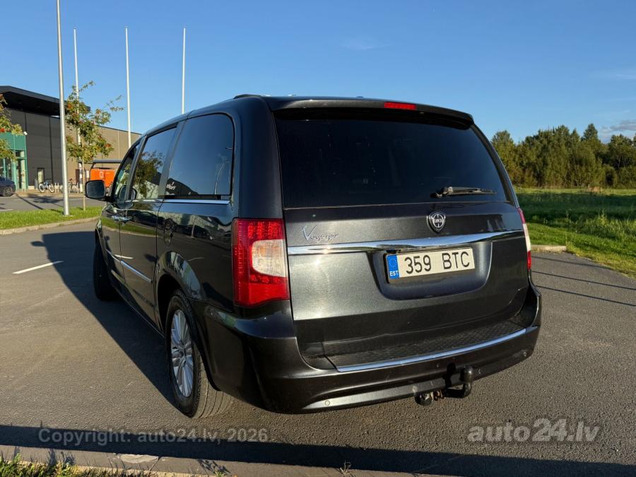 Black Lancia Voyager 2013 in Tallinn, with an engine capacity of 2.80 L and mileage of 233 thousand km for 7500 €, photo 4 on AUTOMOTO.COM.LV