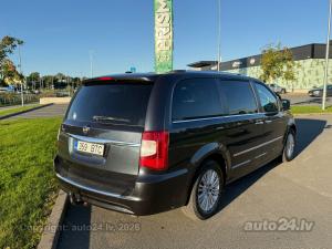 Black Lancia Voyager 2013 in Tallinn, with an engine capacity of 2.80 L and mileage of 233 thousand km for 7500 €, photo 6 on AUTOMOTO.COM.LV
