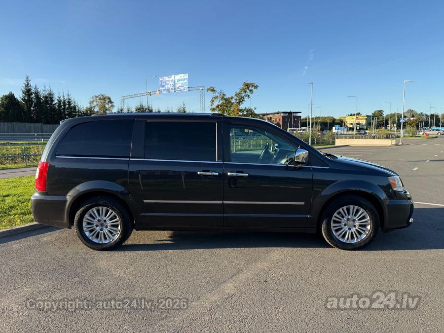 Black Lancia Voyager 2013 in Tallinn, with an engine capacity of 2.80 L and mileage of 233 thousand km for 7500 €, photo 7 on AUTOMOTO.COM.LV