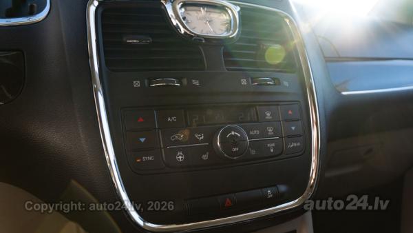 Black Lancia Voyager 2013 in Tallinn, with an engine capacity of 2.80 L and mileage of 233 thousand km for 7500 €, photo 10 on AUTOMOTO.COM.LV