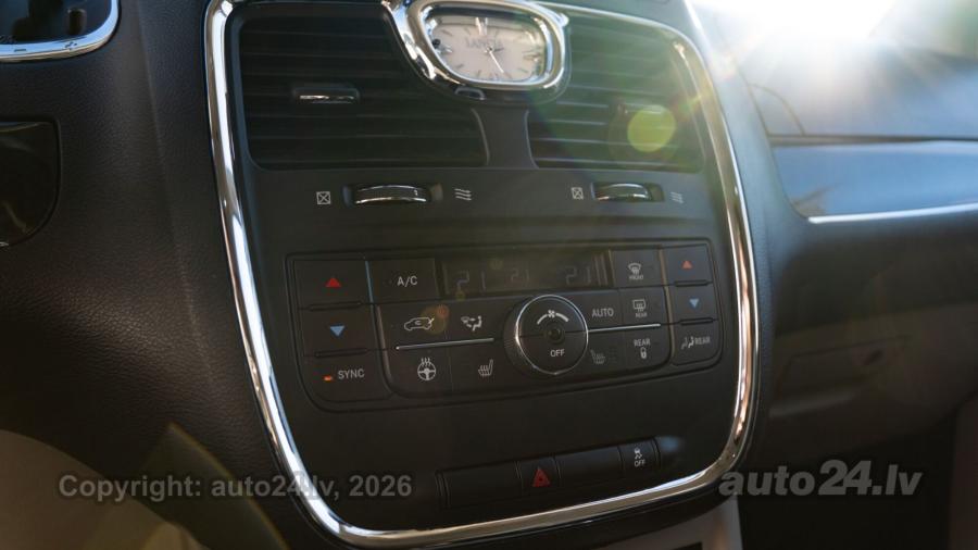 Black Lancia Voyager 2013 in Tallinn, with an engine capacity of 2.80 L and mileage of 233 thousand km for 7500 €, photo 10 on AUTOMOTO.COM.LV