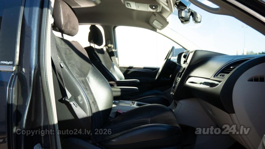 Black Lancia Voyager 2013 in Tallinn, with an engine capacity of 2.80 L and mileage of 233 thousand km for 7500 €, photo 12 on AUTOMOTO.COM.LV