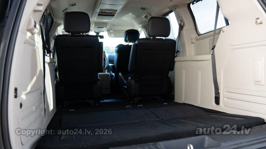 Black Lancia Voyager 2013 in Tallinn, with an engine capacity of 2.80 L and mileage of 233 thousand km for 7500 €, photo 16 on AUTOMOTO.COM.LV