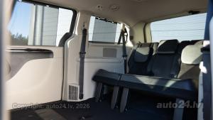 Black Lancia Voyager 2013 in Tallinn, with an engine capacity of 2.80 L and mileage of 233 thousand km for 7500 €, photo 18 on AUTOMOTO.COM.LV
