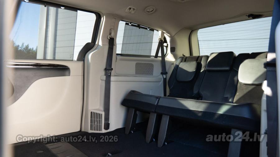 Black Lancia Voyager 2013 in Tallinn, with an engine capacity of 2.80 L and mileage of 233 thousand km for 7500 €, photo 18 on AUTOMOTO.COM.LV