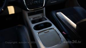 Black Lancia Voyager 2013 in Tallinn, with an engine capacity of 2.80 L and mileage of 233 thousand km for 7500 €, photo 26 on AUTOMOTO.COM.LV