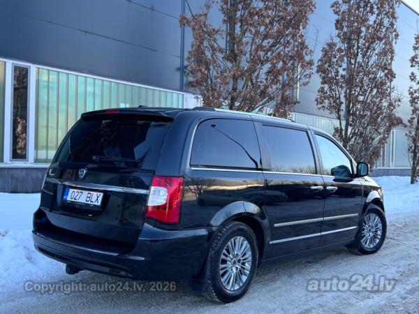 Black Lancia Voyager 2014 in Tallinn, with an engine capacity of 2.80 L and mileage of 255 thousand km for 7950 €, photo 2 on AUTOMOTO.COM.LV