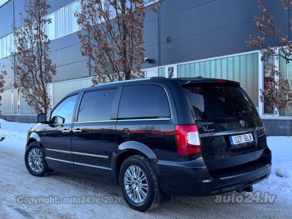Black Lancia Voyager 2014 in Tallinn, with an engine capacity of 2.80 L and mileage of 255 thousand km for 7950 €, photo 4 on AUTOMOTO.COM.LV