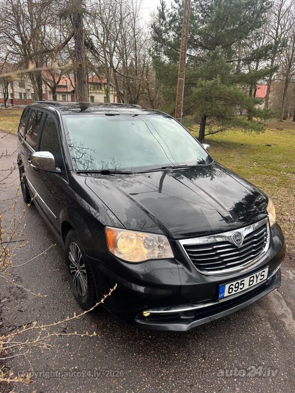 Black Lancia Voyager 2014 in Tallinn, with an engine capacity of 2.80 L and mileage of 309 thousand km for 4999 €, photo 1 on AUTOMOTO.COM.LV