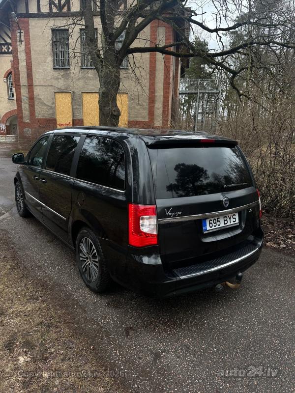 Black Lancia Voyager 2014 in Tallinn, with an engine capacity of 2.80 L and mileage of 309 thousand km for 4999 €, photo 4 on AUTOMOTO.COM.LV