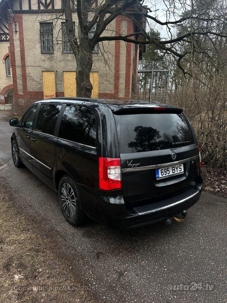 Melns Lancia Voyager 2014 Tallina, ar dzinēja tilpumu 2.80 L un nobraukumu 309 tūkst. km par 4999 €, foto 5 vietnē AUTOMOTO.COM.LV