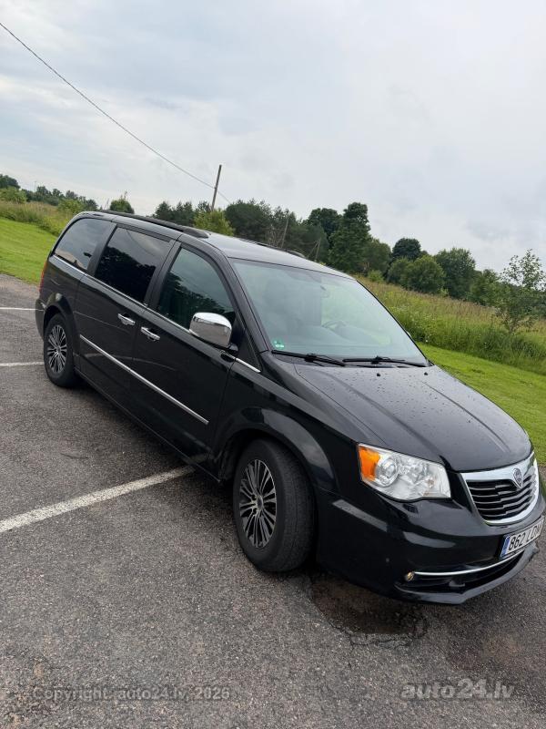 Black Lancia Voyager 2014 in Tapa, with an engine capacity of 2.80 L and mileage of 216 thousand km for 9999 €, photo 2 on AUTOMOTO.COM.LV