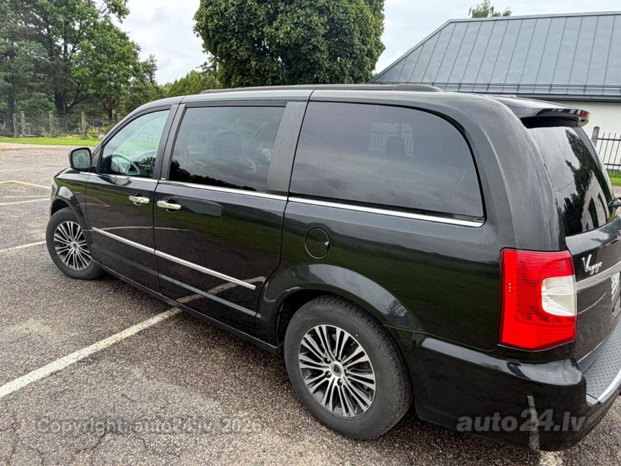 Black Lancia Voyager 2014 in Tapa, with an engine capacity of 2.80 L and mileage of 216 thousand km for 9999 €, photo 4 on AUTOMOTO.COM.LV