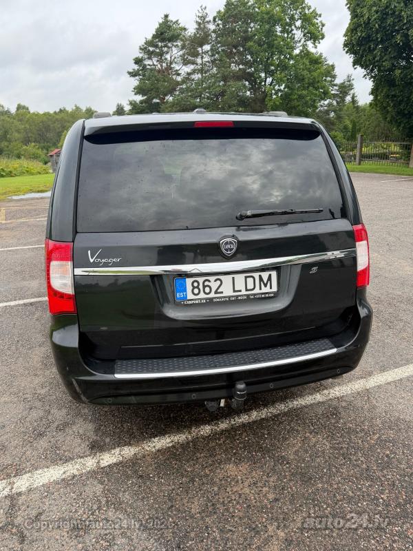 Black Lancia Voyager 2014 in Tapa, with an engine capacity of 2.80 L and mileage of 216 thousand km for 9999 €, photo 4 on AUTOMOTO.COM.LV