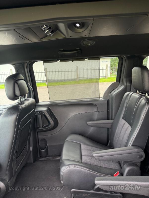 Black Lancia Voyager 2014 in Tapa, with an engine capacity of 2.80 L and mileage of 216 thousand km for 9999 €, photo 7 on AUTOMOTO.COM.LV