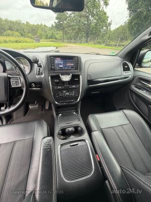 Black Lancia Voyager 2014 in Tapa, with an engine capacity of 2.80 L and mileage of 216 thousand km for 9999 €, photo 10 on AUTOMOTO.COM.LV